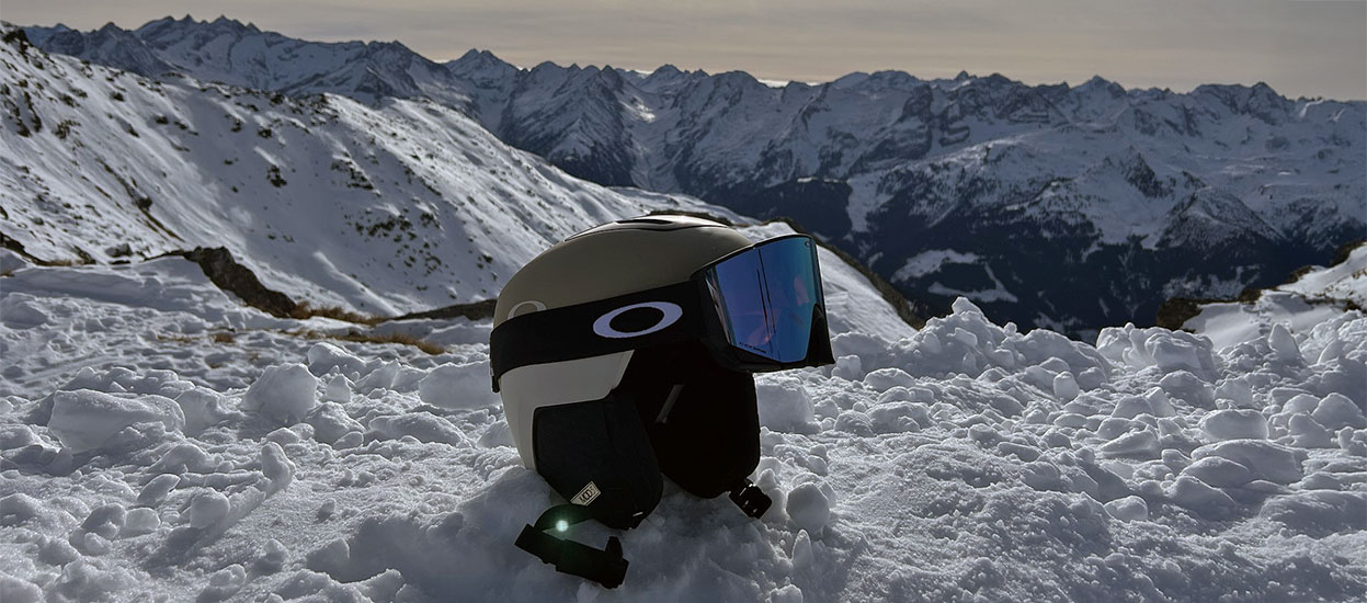 Oakley MOD 5 Skihelm und Flow Scape Skibrille im Praxistest | Bergzeit