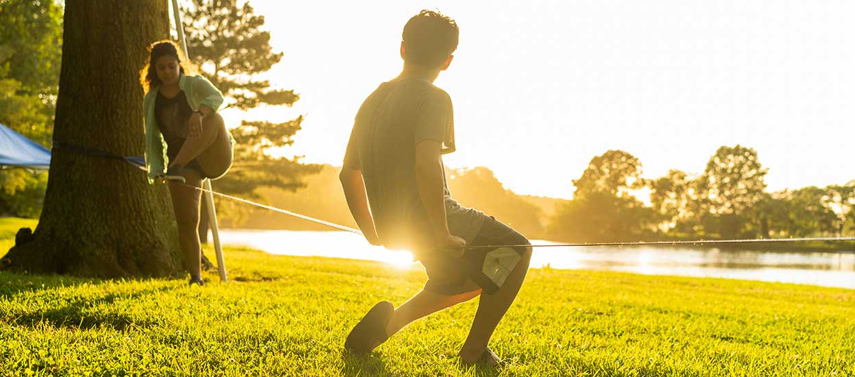 Slacklinen für Anfänger: Erste Schritte auf der Line